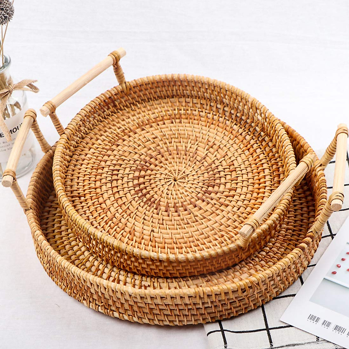 Rattan Round Serving Tray, 2 Size Hand-Woven Rattan Tray Serving Tray with Handles, Wicker Tray Basket Tray for Bread Fruit Food Coffee Breakfast Display