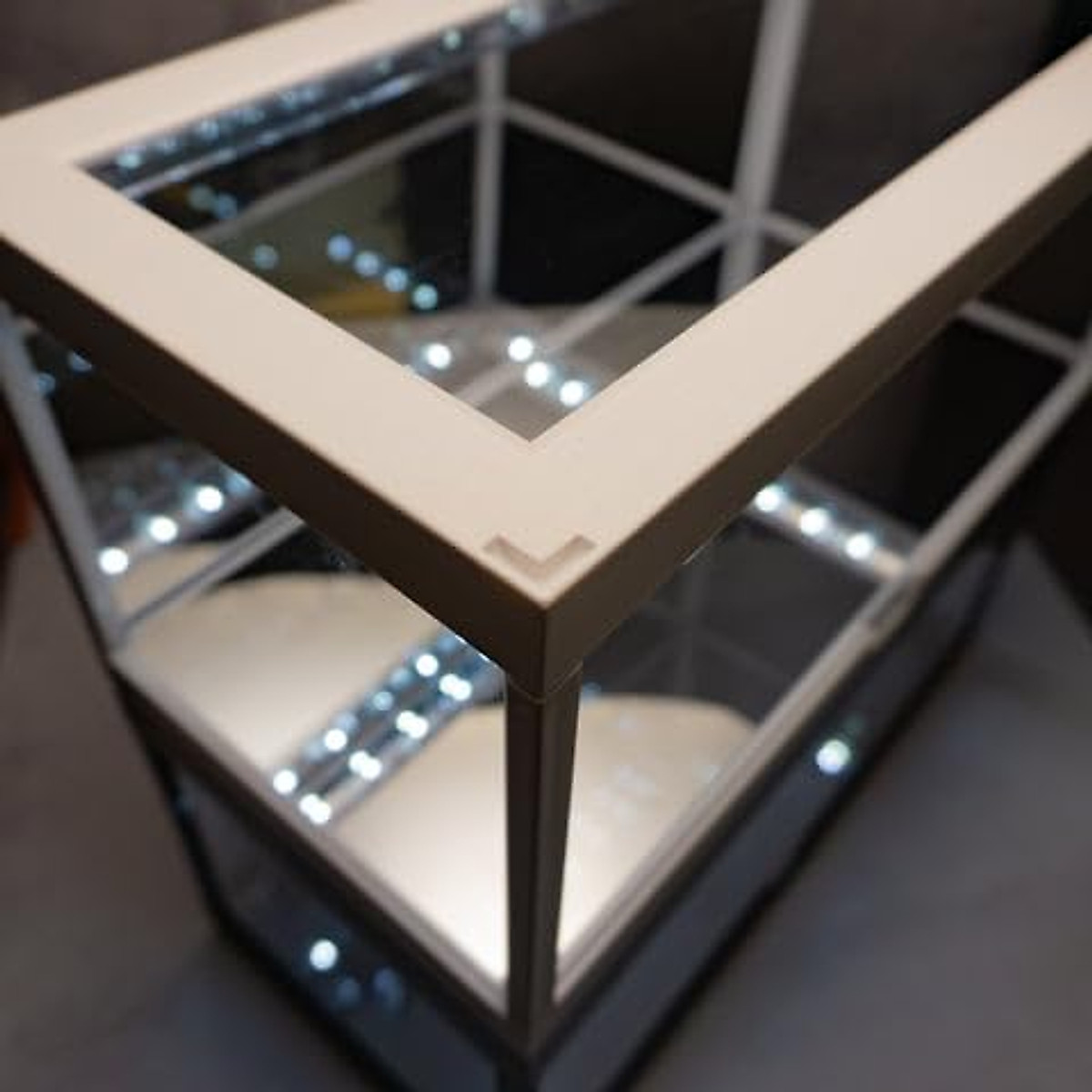 White Collectible Display Show Case Illumicase+ with LED Lights & Mirror Base & Back for 1/64 1/43 1/32 1/24 1/18 Scale Models by Illumibox MJ7710 MW