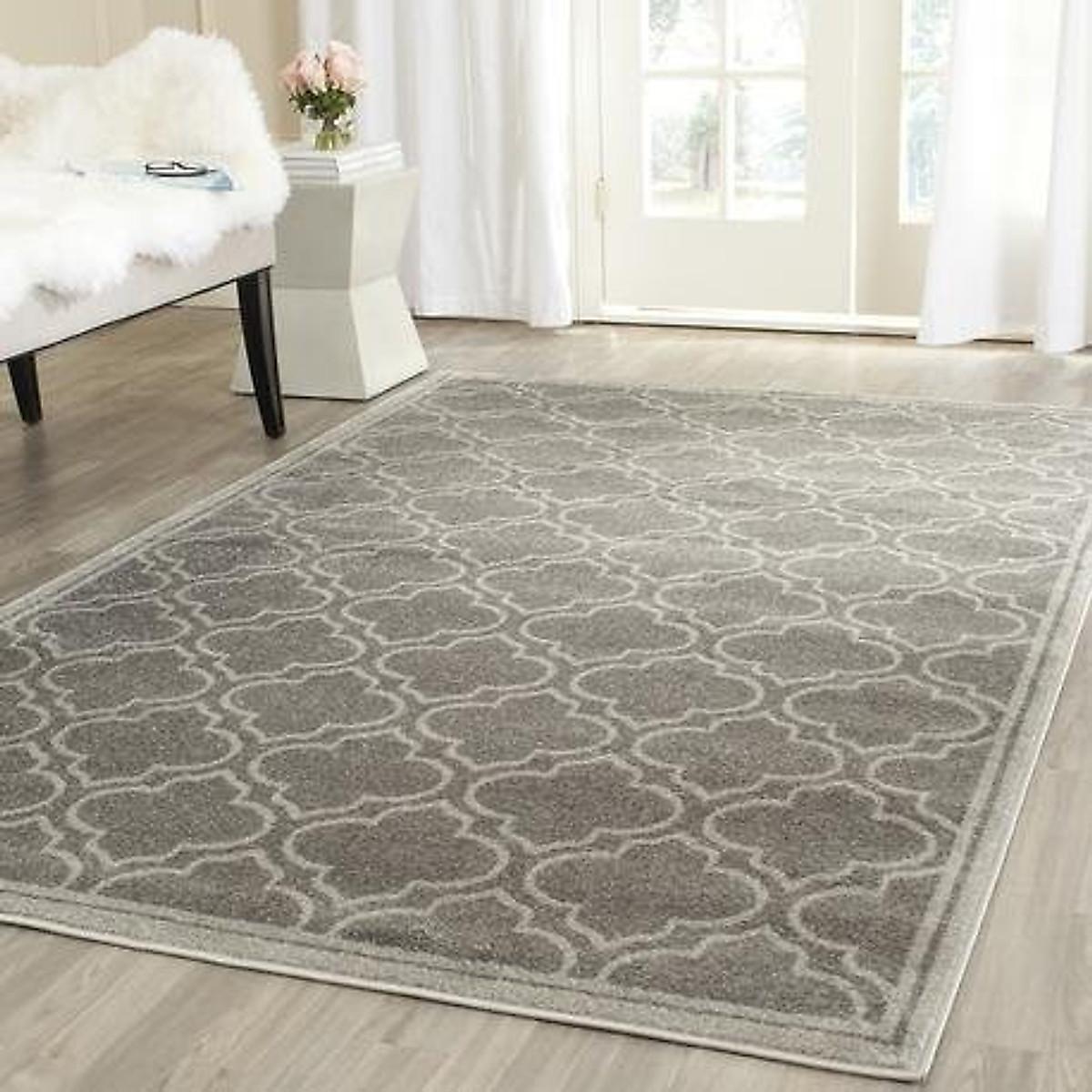 SAFAVIEH Amherst Collection 5' Round Grey / Light Grey AMT412C Moroccan Geometric Non-Shedding Dining Room Entryway Foyer Living Room Bedroom Area Rug