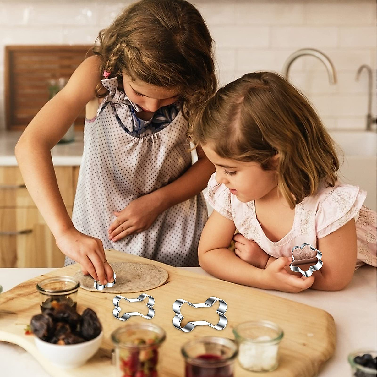 6 PCS Bone and Dog Footprints Cookie Cutters Set, Metal 3 Sizes Dog Bone Footprints Shape Cookie Cutters, Dog Theme Party Cookie Cutter Dog Treats Cutters Molds for Homemade Treats and Baking