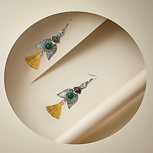 VAPKER 100Pcs 0.8Inch/2CM Mini Tassels Gold Tassel Tiny Handmade Craft Tassels with Gold Jump Ring for Earring Jewelry Necklace Making Accessories DIY