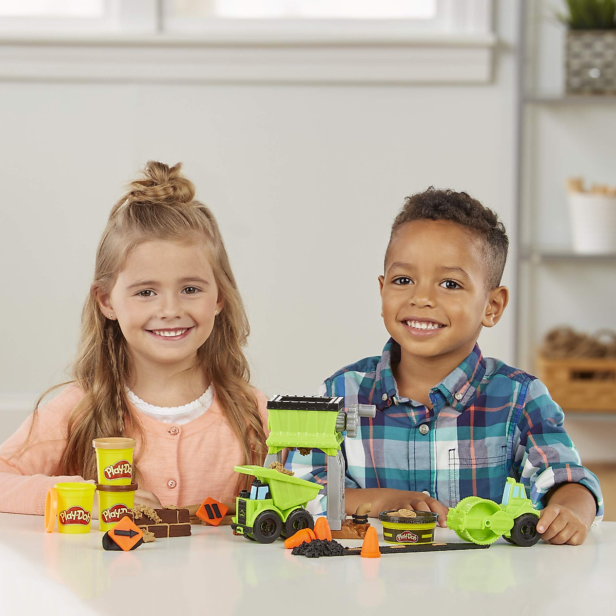 Play-Doh Wheels Gravel Yard Construction Toy with Non-Toxic Pavement Buildin' Compound Plus 3 Additional Colors