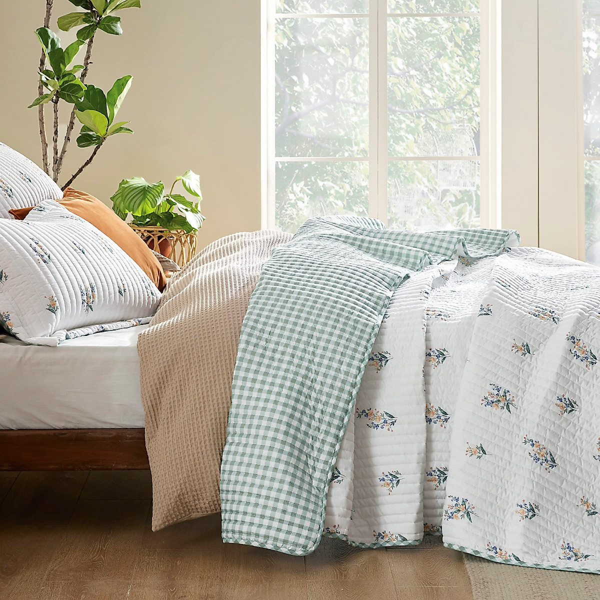 Bedsure Twin Quilt Set Dorm Bedding - Lightweight Floral Quilt Twin Extra Long, Green and White Plaid Botanical Bedspread, Reversible Microfiber Coverlet with 1 Pillow Sham for All Seasons (68"x86")