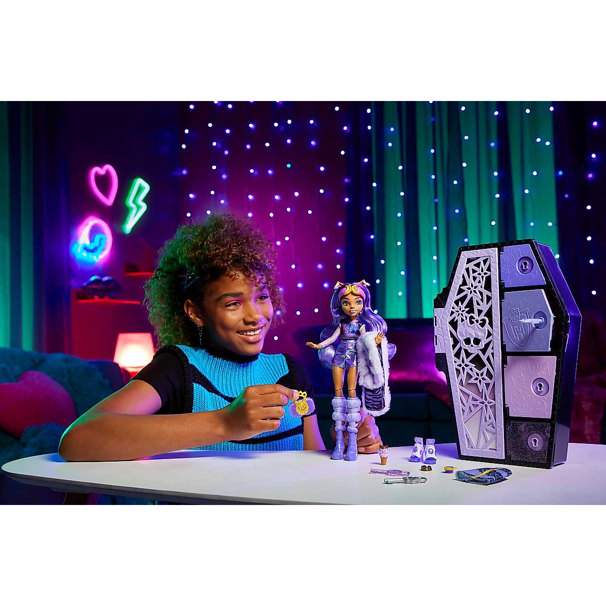 Monster High Skulltimate Secrets Fearidescent Series Doll & Accessories Set, Clawdeen Wolf with Dress-Up Locker & 19+ Surprises