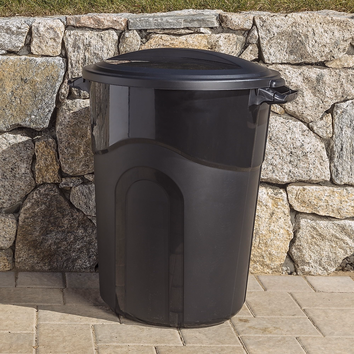 FGriD 32 Gallon Heavy Duty Plastic Garbage Can, Included Lid, Indoor/Outdoor, Black