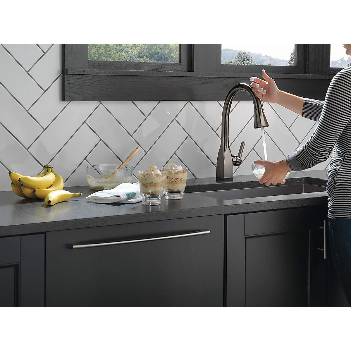 Delta Faucet Mateo Touch Kitchen Faucet, Black Kitchen Faucets with Pull Down Sprayer, Kitchen Sink Faucet, Touch Faucet for Kitchen Sink, Delta Touch2O Technology, Black Stainless 9183T-KS-DST