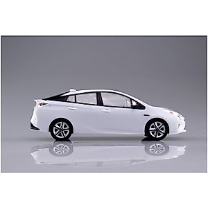 Aoshima 54161 Toyota Prius (Super White II) 1/32 scale pre-painted