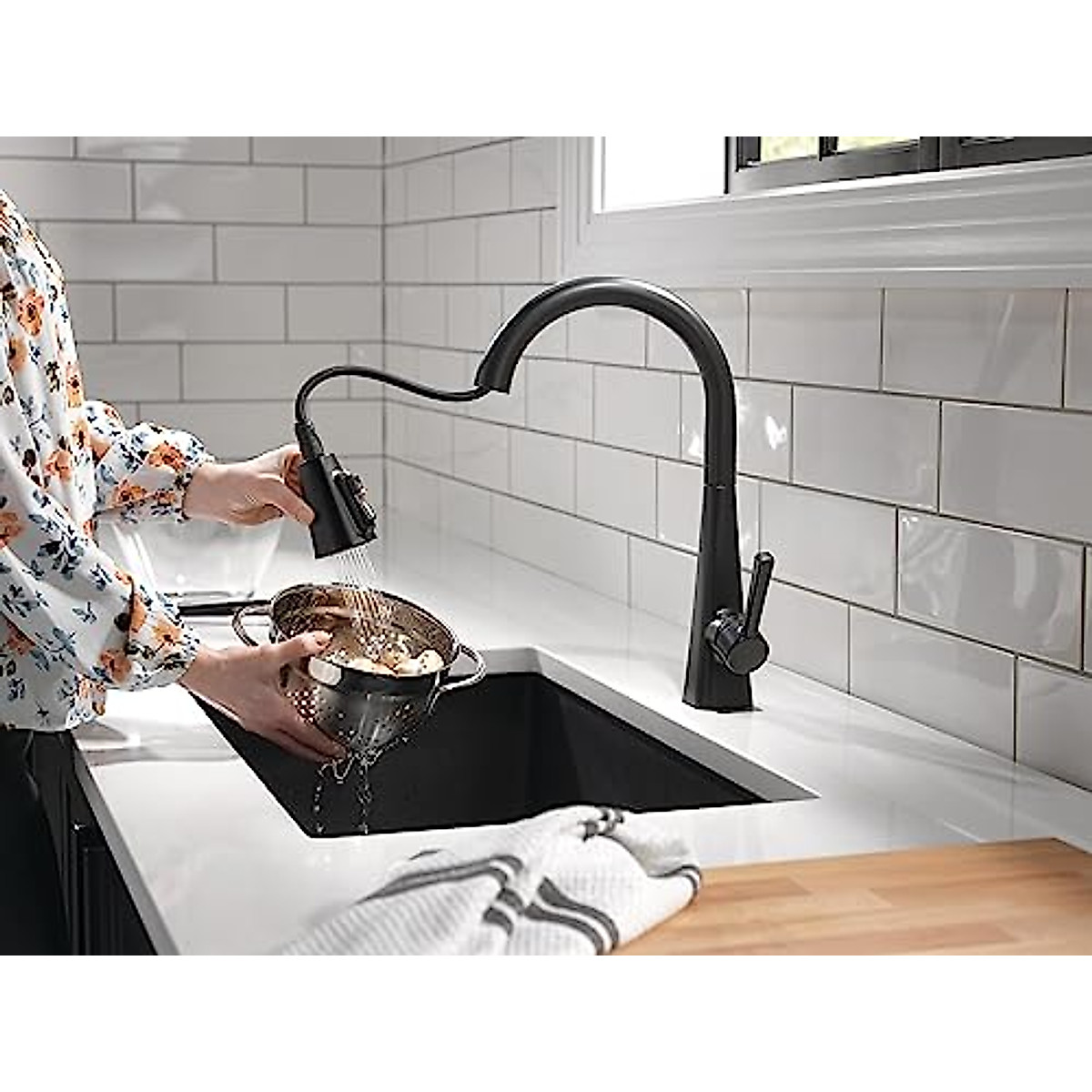 Delta Faucet Lenta Pull Down Kitchen Faucet Black, Soap Dispenser Included, Kitchen Sink Faucet, Faucet for Kitchen Sink with Magnetic Docking Spray Head, Matte Black 19802Z-BL-DST