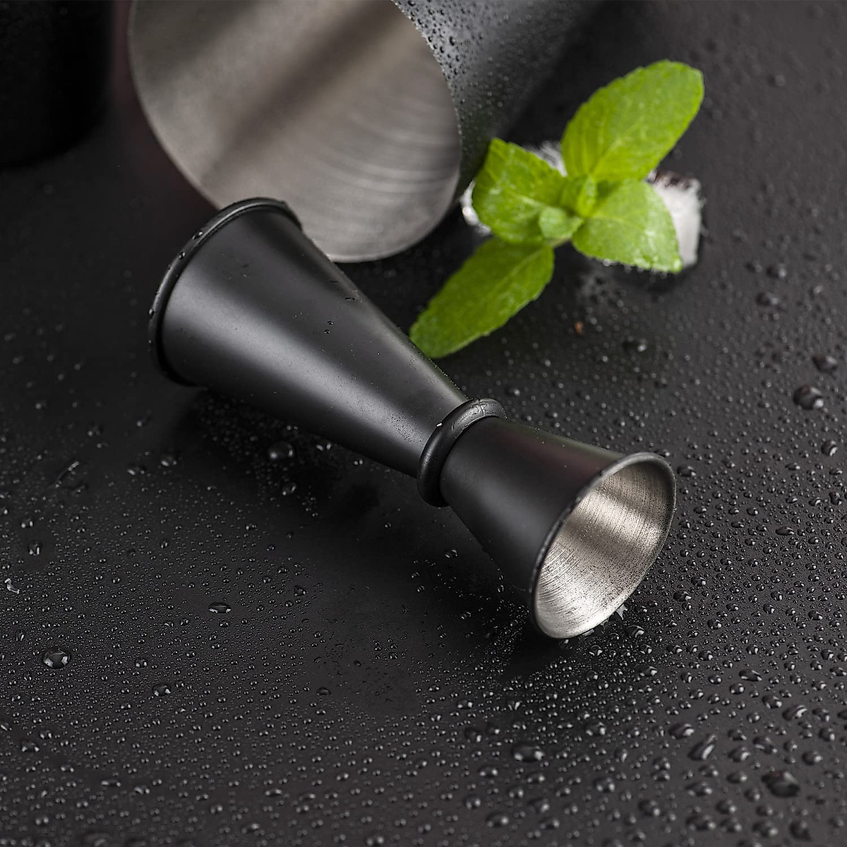 JNWINOG Cocktail Shaker Set 4-Piece Boston Shaker Kit with 20oz/25oz Shaker,Strainerand 0.5/1oz Double JiggerBar Set for Home Drink Mixer Bartendiing (Matte Black, 20oz/25oz)