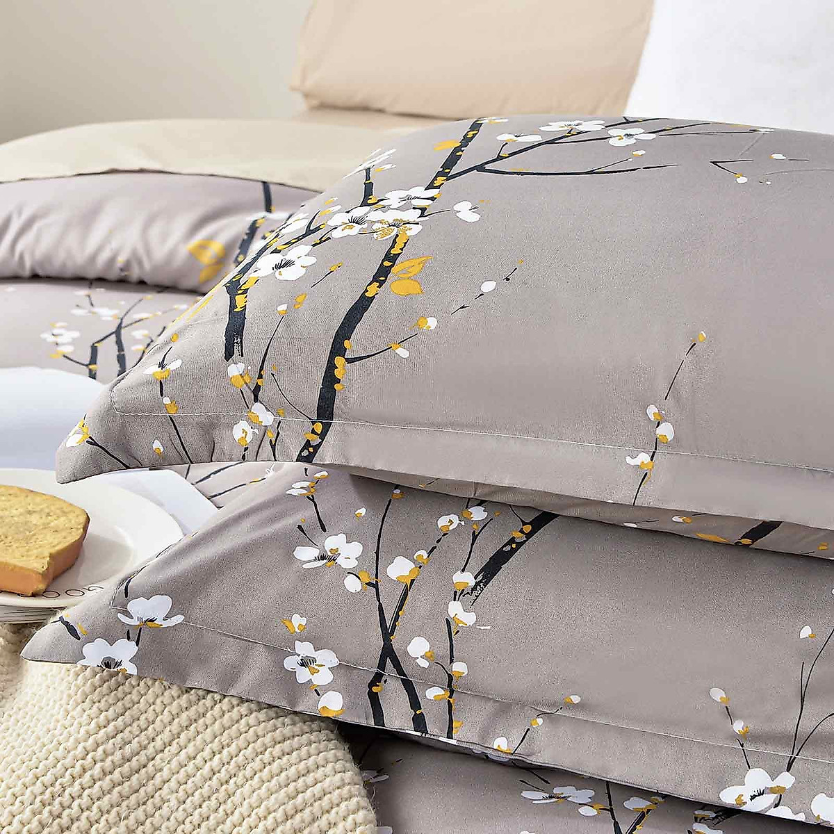Nanko Queen Size Comforter Set, Grey Pastel Floral Print Soft Microfiber Bedding - All Season Quilted Comforter with 2 Pillowshams - Farmhouse Bed Set for Women Men 3pc 88 x 90 inch, Gray Flower