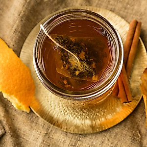 Harney and Sons Hot Cinnamon Spice, Bag of 50 Sachets, Black Tea w/ Orange Pieces and Cloves (Pack of 1) (Packaging may vary)