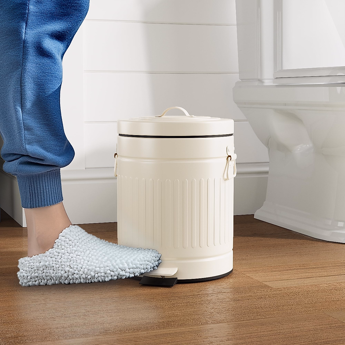 Qflushor Smll Bathroom Trash Can with Lid, 1.3 Gallons Soft Close Garbage Can with Foot Pedal, Round Step Wastebasket for Bedroom, Office, Living Room, 5 Liters / 1.3 Gallons, Cream White