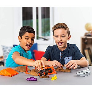 Monster Jam, El Toro Loco Monster Dirt Deluxe Set, Featuring 16oz of Monster Dirt and Official 1:64 Scale Die-Cast Monster Jam Truck