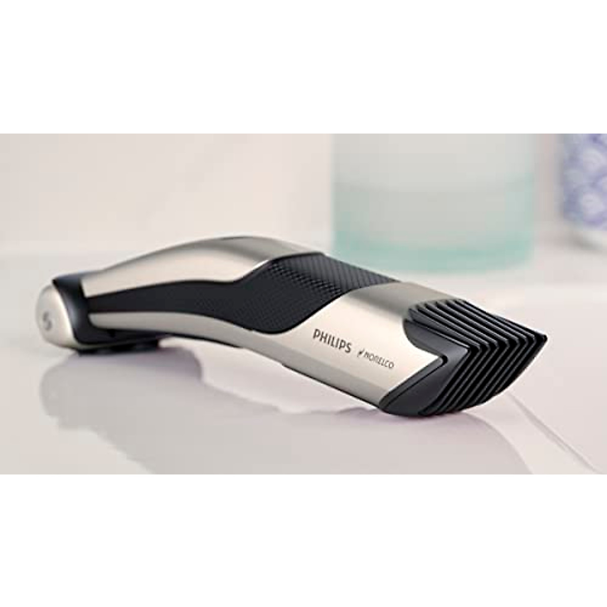 Philips Norelco Bodygroom Series 7000 Showerproof Body Trimmer & Shaver with Case and Replacement Head, BG7040/42