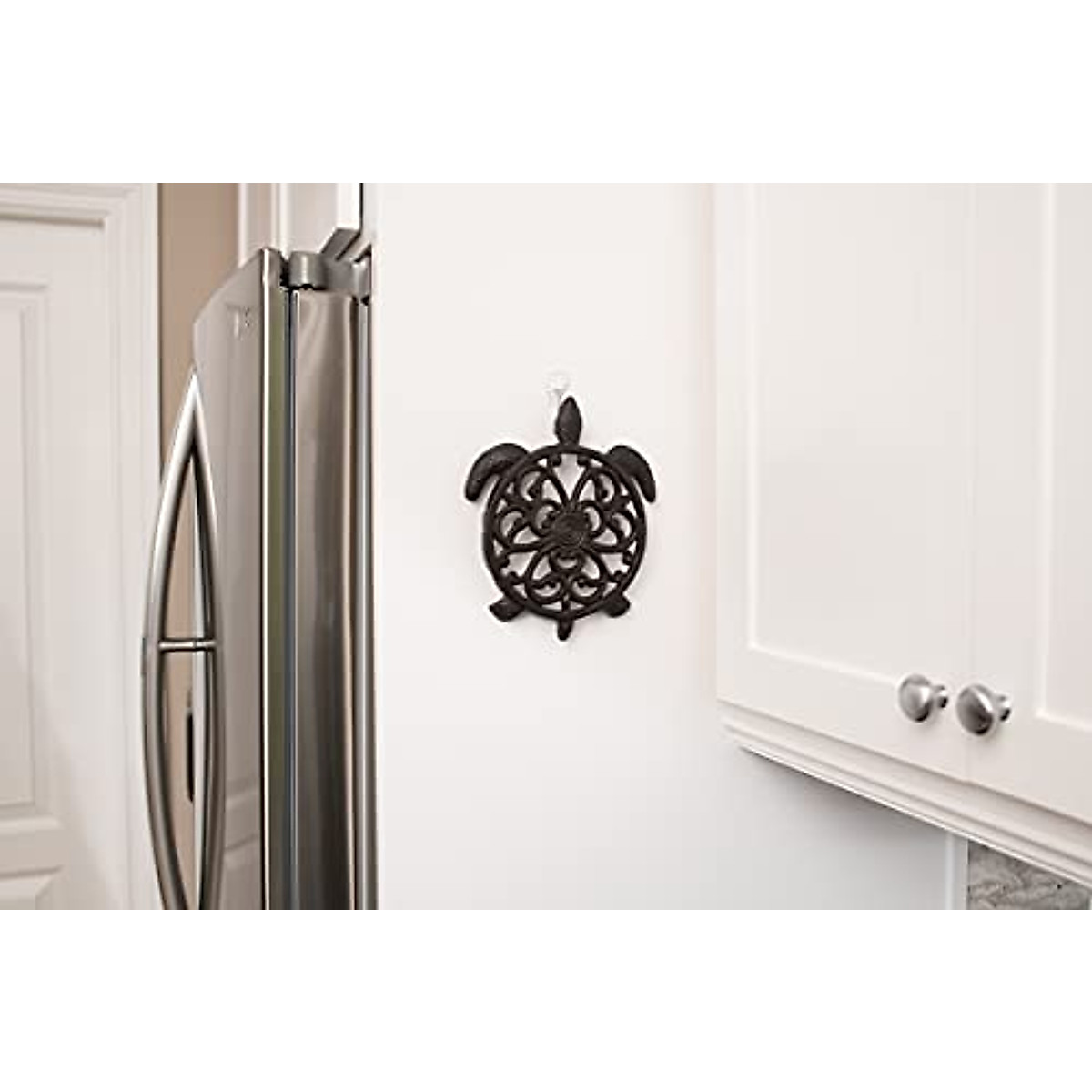 gasaré, Trivet for Hot Dishes, Pots and Pans, Metal Trivet, Sea Turtle Design, Cast Iron, Rubber Feet Caps, Ring Hanger, 8 ½ x 7 Inches, Brown Finish, 1 Unit