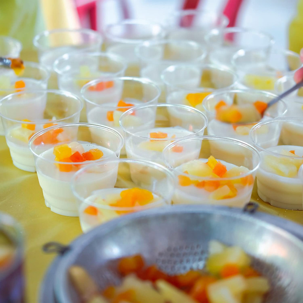 Rocutus Dessert Cups Clear Plastic Cups,50 Pack Dessert Cups Clear Plastic Cups with Dome Lids,Party Cups Fruit Cups Snack Bowls for Iced Cold Drinks Ice Cream Cupcake Parfait (6.8 OZ)