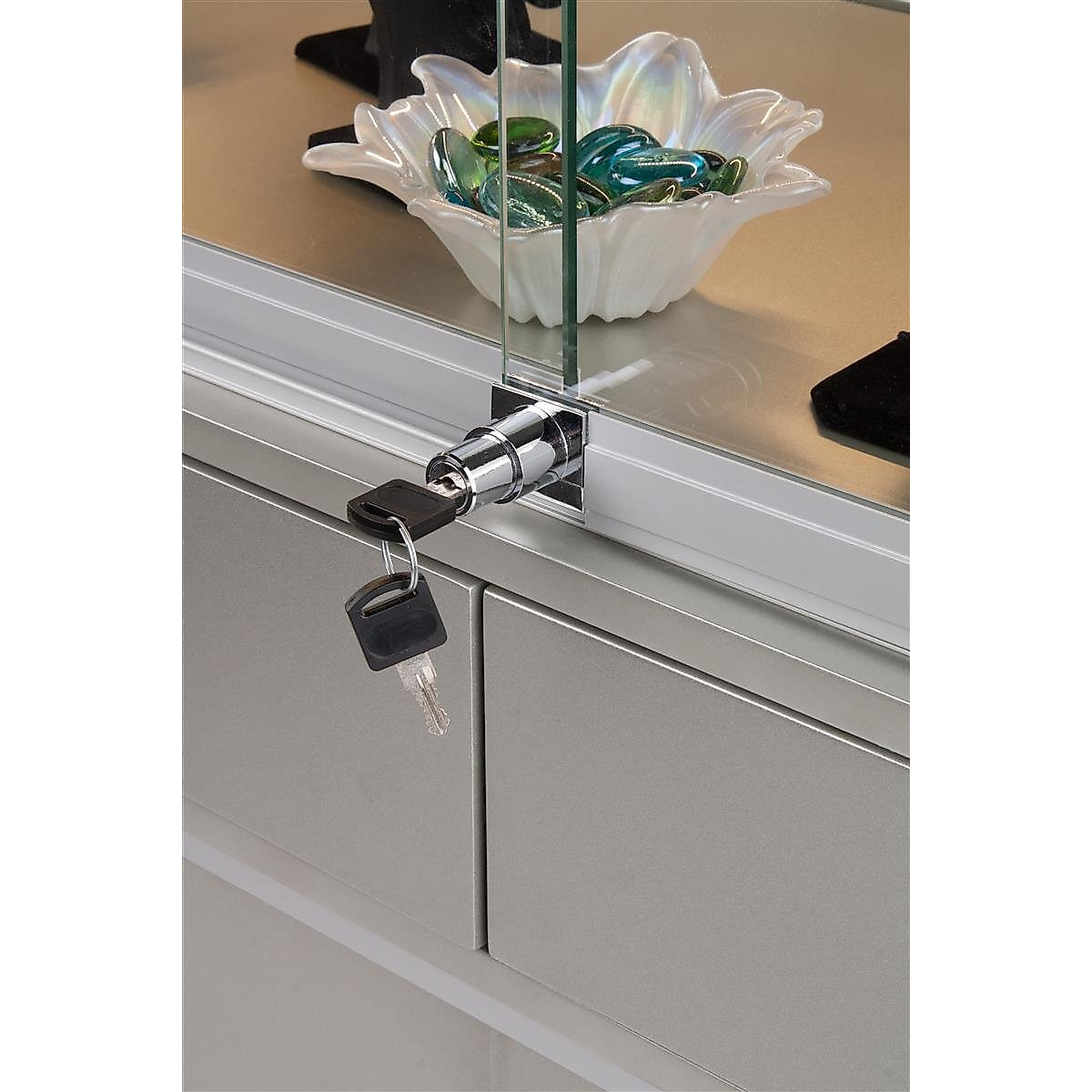 Displays2go Glass Merchandise Counter, Laminated MDF, Tempered Glass – Silver (GTLEDQ4SLV)