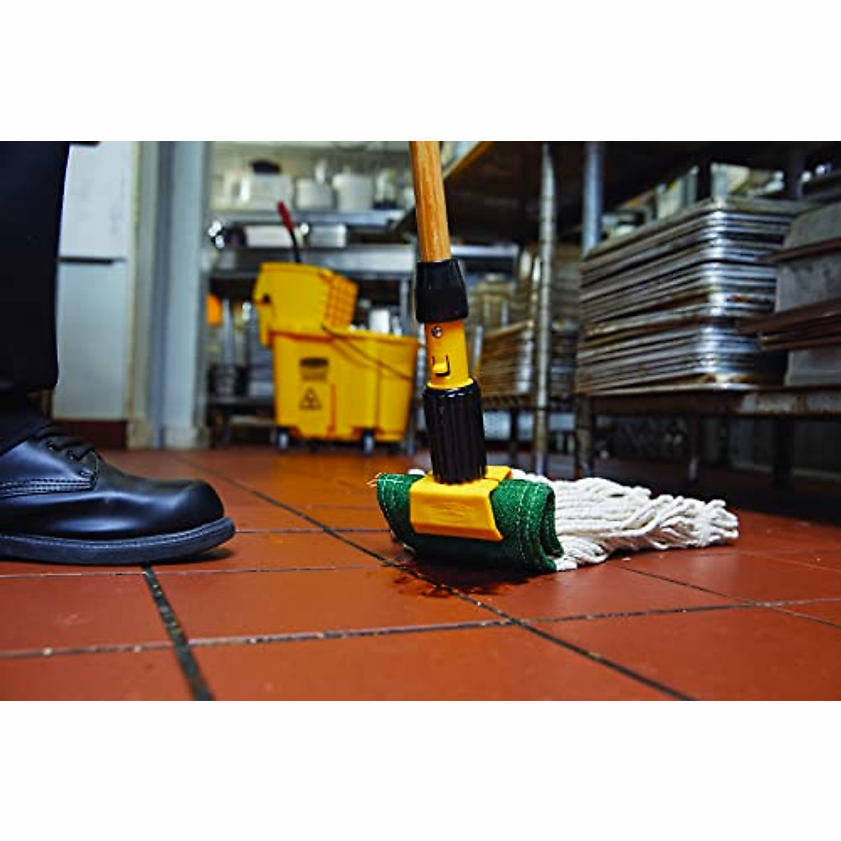 Rubbermaid Commercial Products Wood Mop Handle, 60-Inch, Lightweight Wet Mop Gripper with Heavy-Duty Clamp Handle for Floor Cleaning