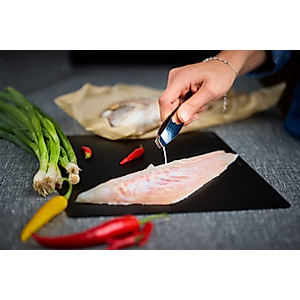 Rösle Flexible and Space-Saving Black Cutting Mat, Set of 2, 14" x 10 in" - Knife-Protecting Top Side and Non-Slip Underside