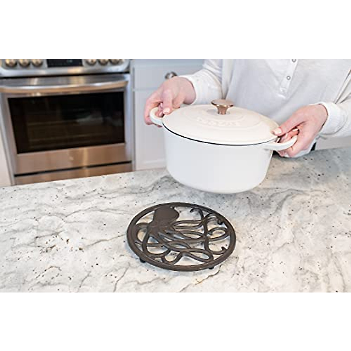 gasaré, Trivet for Hot Dishes, Pots and Pans, Metal Trivet, Octopus Design, Cast Iron, Rubber Feet Caps, Ring Hanger, 8 Inches, Brown Finish, 1 Unit