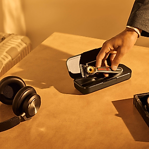 Gillette Heated Razor for Men, Deluxe Travel Shave Kit by GilletteLabs, 1 Handle, 2 Blade Refills, Charging Dock, Case