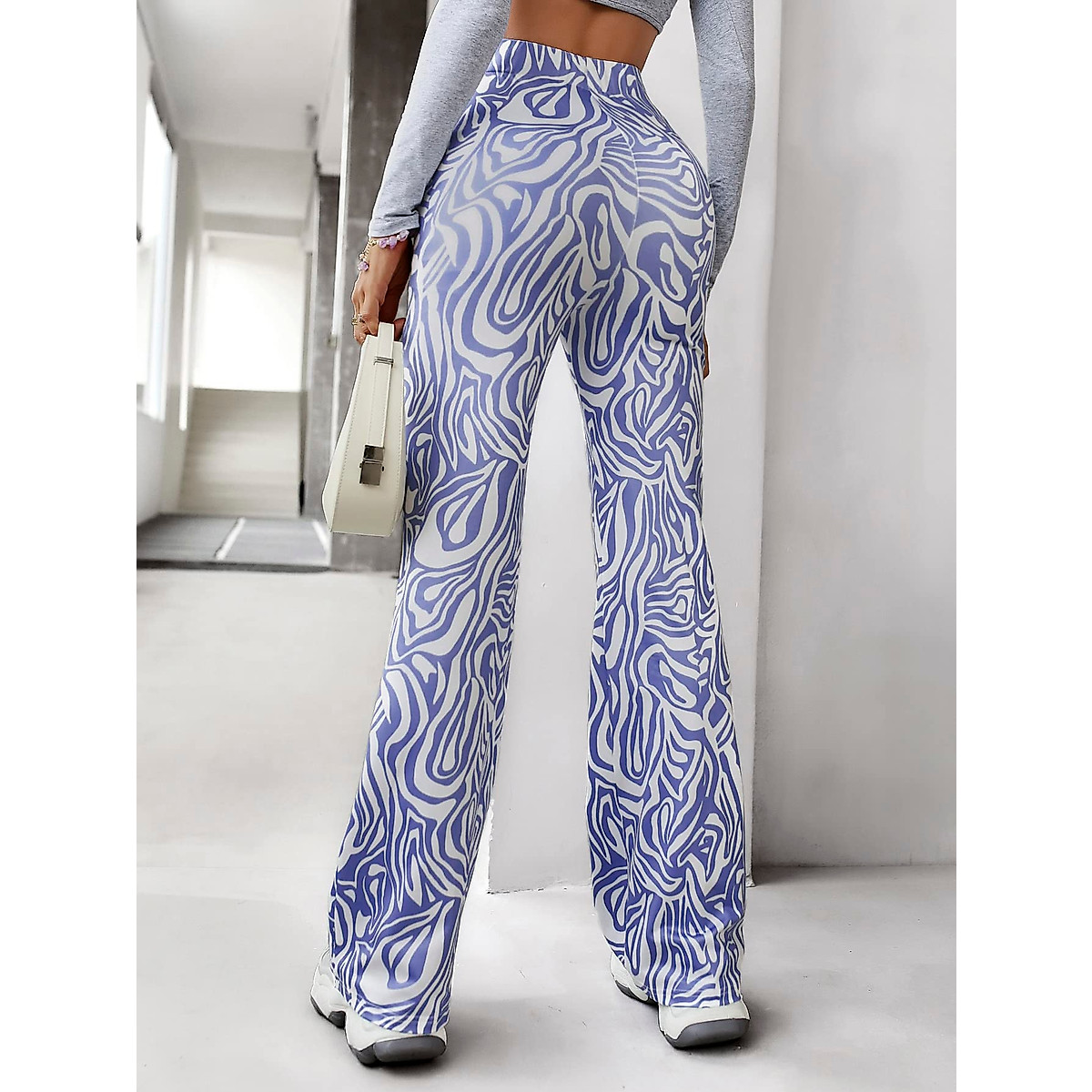 WDIRARA Women's Flare Leg All Over Print Tummy Control High Waisted Bootcut Yoga Pants Blue and White L