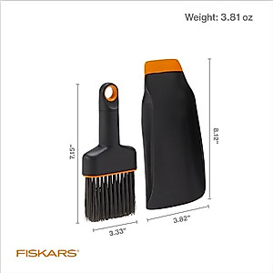 Fiskars Planting Soil Scoop and Brush Set Garden Tool for Indoor Gardening, Mess Control for Transplanting and Repotting, Made with Recycled Plastic