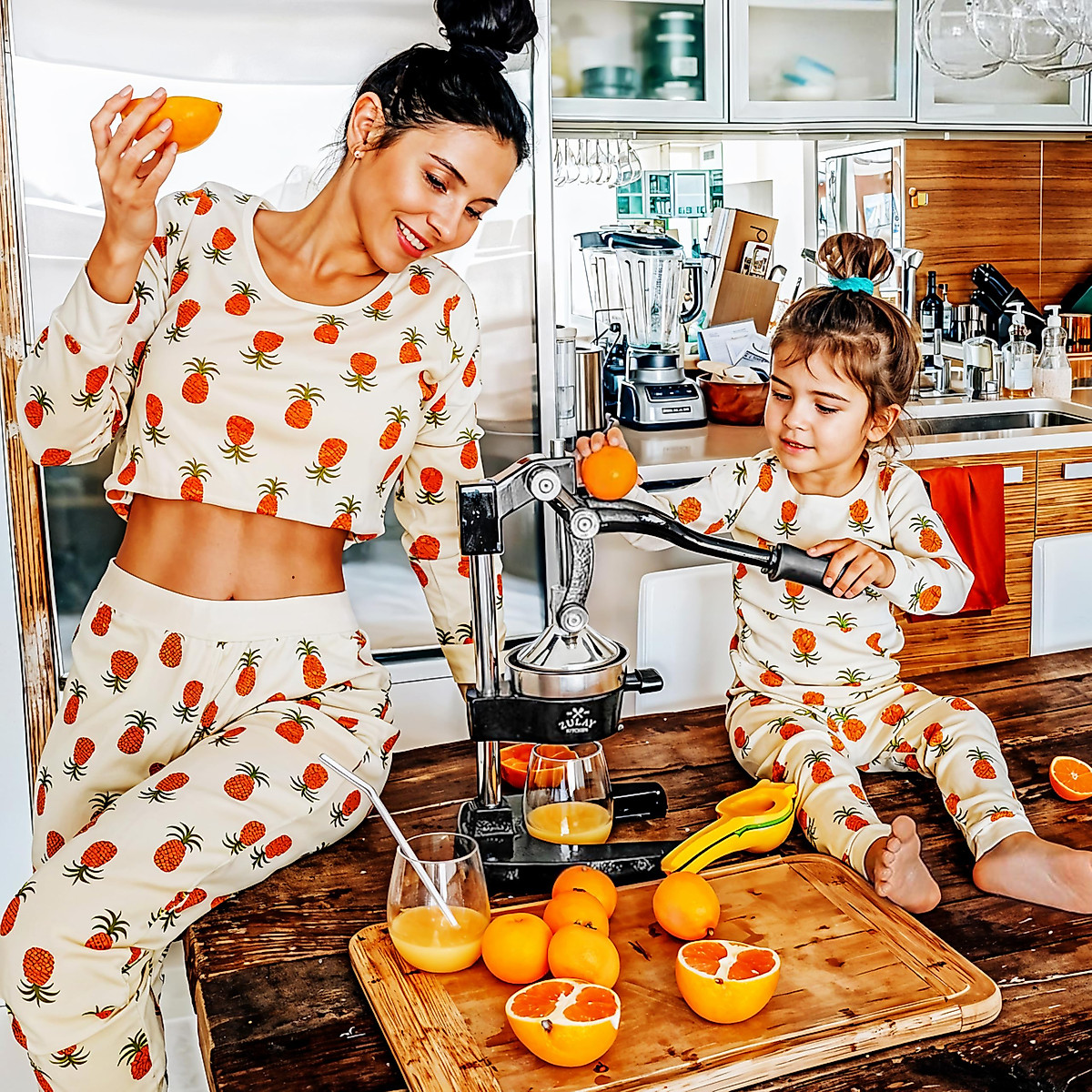 Zulay Professional Citrus Juicer - Manual Citrus Press and Orange Squeezer - Metal Lemon Squeezer - Premium Quality Heavy Duty Manual Orange Juicer and Lime Squeezer Press Stand, Black