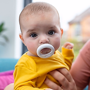 Tommee Tippee Breast-Like Pacifier, Skin-Like Texture, Symmetrical Design, BPA-Free Binkies, 0-6m, 4-Count