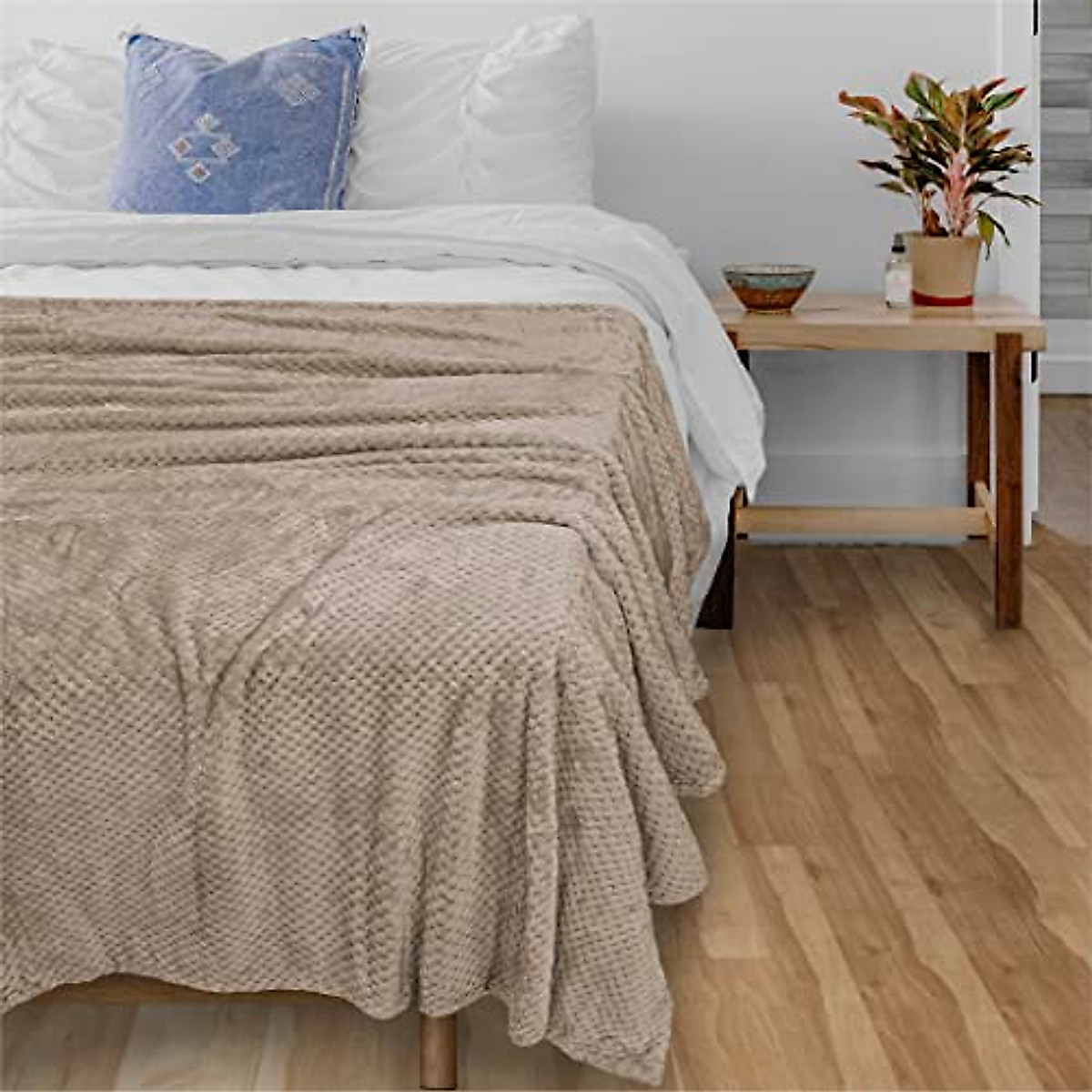 PAVILIA Waffle Fleece Throw Blanket for Couch Bed Tan Taupe, Super Soft Fuzzy Cozy Blanket Sofa, Plush Warm Cute Decorative Home Decor Throw, Lightweight All Season, Beige Camel Brown, 50x60