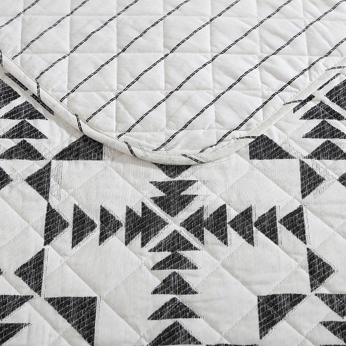 Eddie Bauer - Queen Quilt Set, Reversible Cotton Bedding with Matching Shams, Lightweight Home Decor for All Seasons (Arrowhead Charcoal, 3 pcs, Queen)