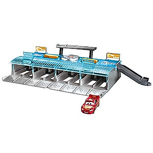 Mattel Disney and Pixar Cars Toys, Ultimate 2-in-1 Launcher & Carry Case with Lightning McQueen Toy Car, Launch 8 Vehicles Together