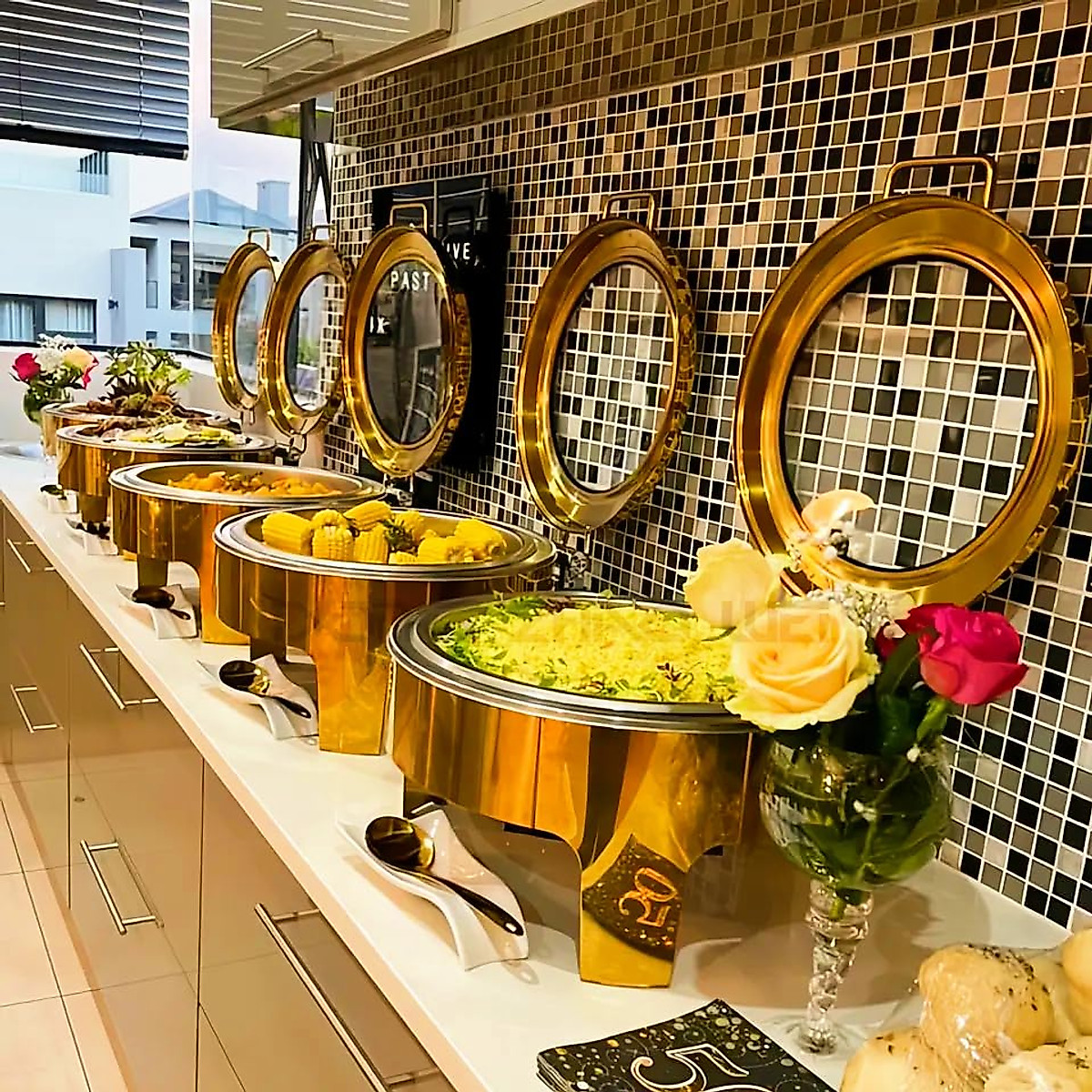 HONHPD 1 Pcs 6.8QT Round Chafing Dish Buffet Set,Gold Stainless Steel Buffet Servers and Warmers,Round Chafer Food Warmer with Glass Window Hydraulic Lid & Holder for Wedding Parties Catering,Golden