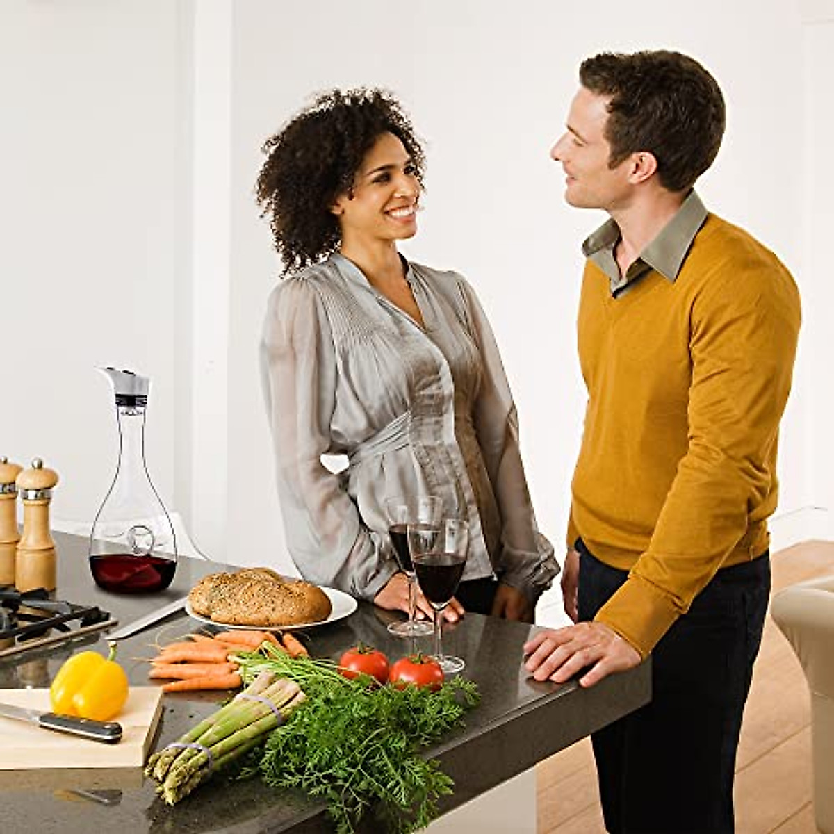 Wine Decanter Built-in Aerator Pourer,Hand Blown Crystal Carafe,Wine Carafe Red Wine Decanter,Pierced Decorative Snail Red Wine Decanters