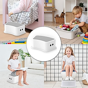 UNCLE WU 2 Pack Kids Step Stool - Toddler Step Up Stool for Kitchen - Bathroom Safety Bottom as Potty Training Stool - Slip-Resistant Surface1 Step Stool for Kids/Adult (Gray White)