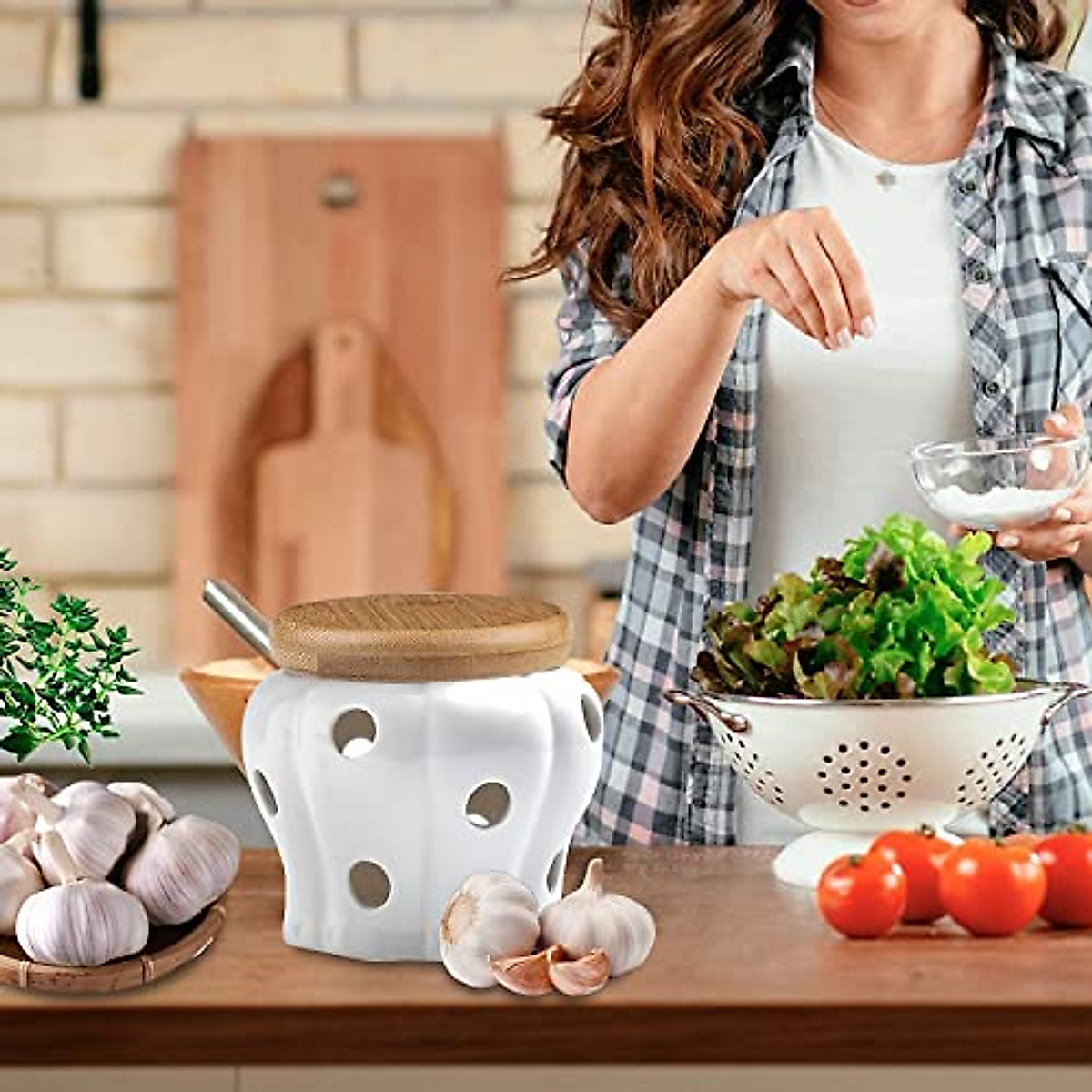 MEKBOK Garlic Keeper,Garlic Keeper for Counter,White Ventilated Garlic Container,Ceramic Garlic Storage Container with Bamboo Lid