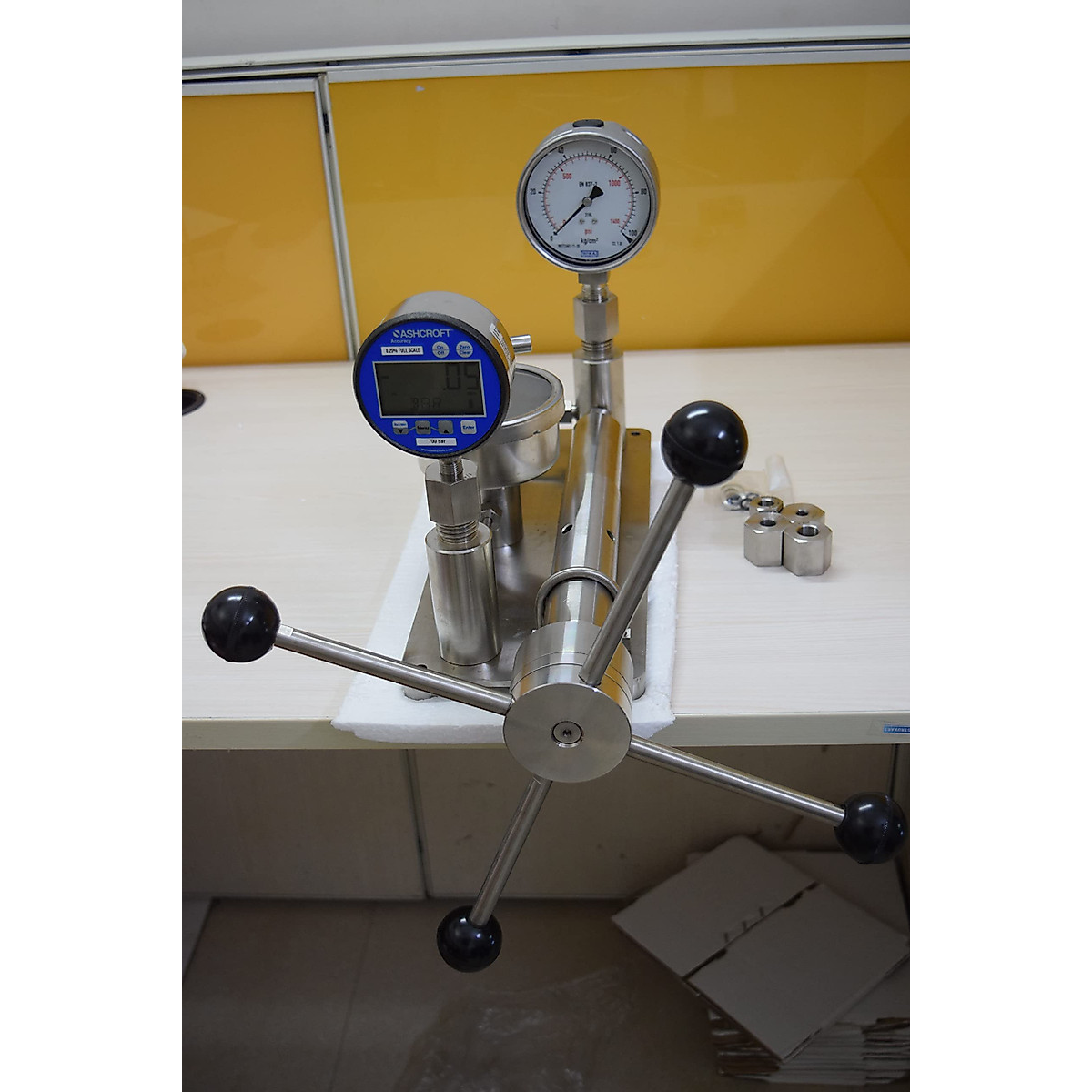 Bench Top Pressure and Vacuum Calibrator (Range: 0-1000 kg/cm²) for Calibration Laboratories, Pharmaceuticals, Petrochemicals Model: AI-PCAL1