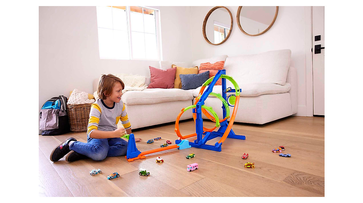 Corkscrew Twist Hot Wheels Set: 2 Thrilling Play Options