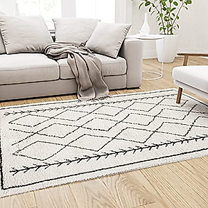 Merrick Lane 5' x 7' Ivory and Black Geometric Style Bohemian Shag Area Rug