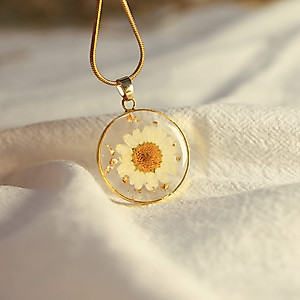 MOLUONAQI Handmade Pressed Flower Pendant Necklace-Birth Flower Women Necklaces, Cute Necklaces, Jonquil Pressed Wildflower Necklace| March Birth Flower Necklace