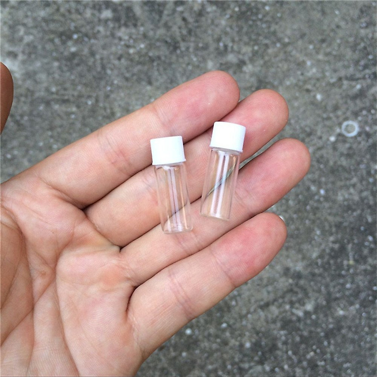 TAI DIAN 100pcs 1ml Mini Glass Bottles Vials White Plastic Cap Empty Tiny Transparent Glass Bottle Jars Screw Cap 10286mm Wholesale (10x28x5mm-plastic Cap)
