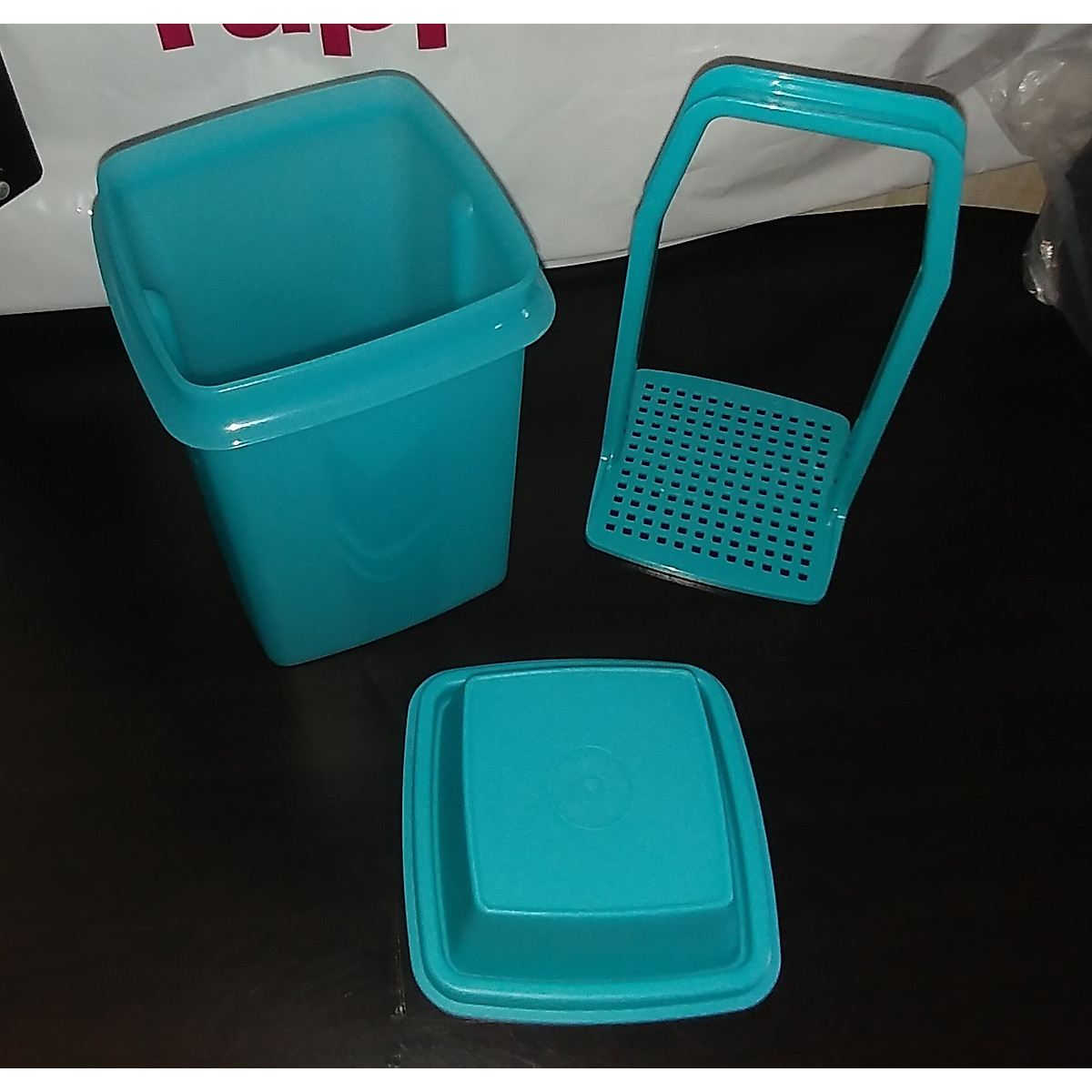 Tupperware Pick a Deli Pickle Olive Keeper Aqua 4 Cup