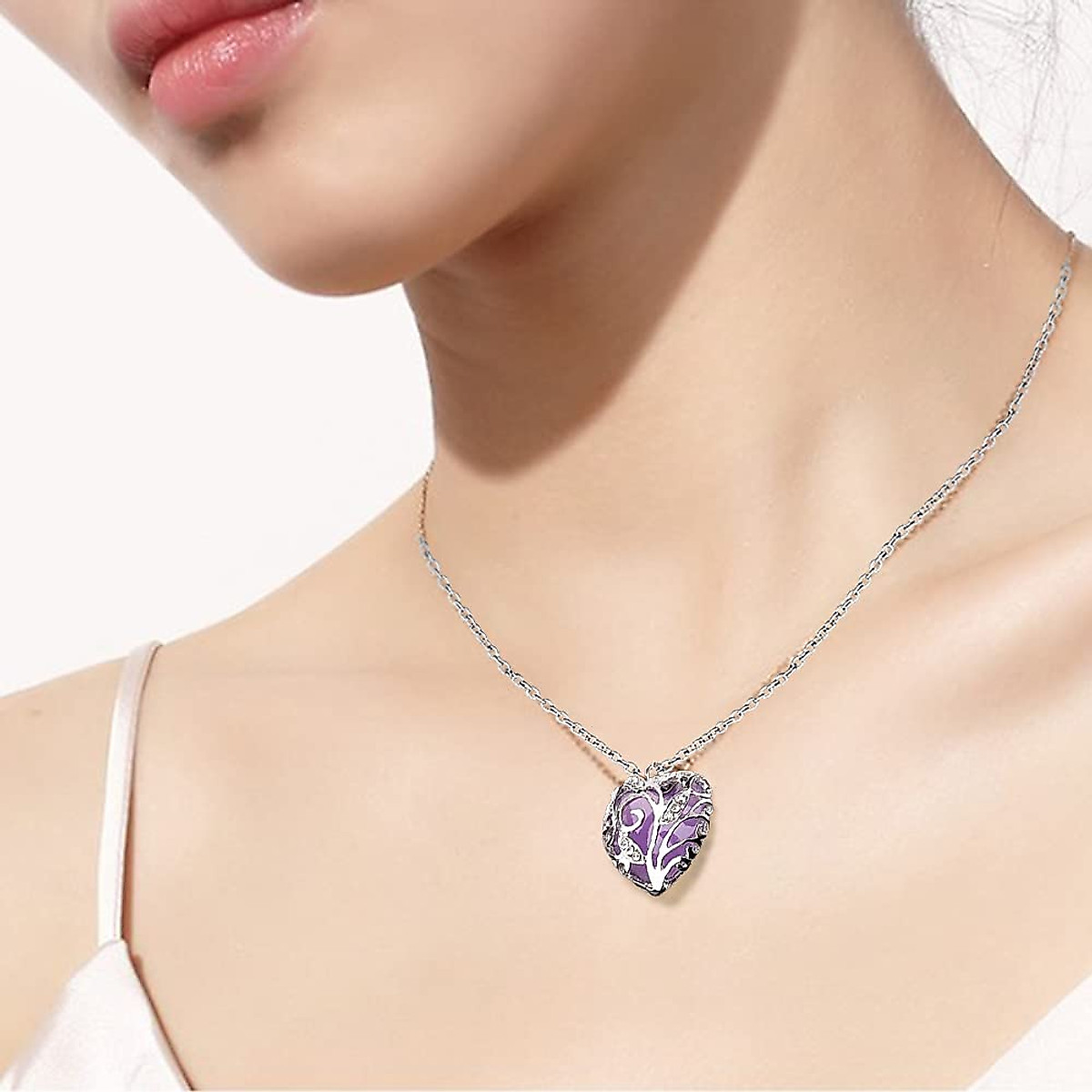 Hithop Glow in Dark Women Necklace Hollow Out Heart Crystal Pendant Luminous Chocker Necklace