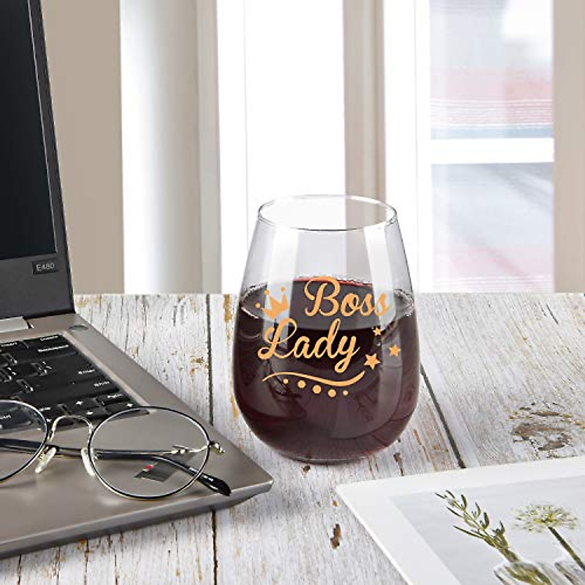 Modwnfy Boss Gifts for Women, Boss Lady Stemless Wine Glass, Boss Female Wine Glass for Boss Lady Women Her Mother Wife Sister Friend, Boss Gifts on Christmas Bosses Day Birthday Farewell, 15 Oz