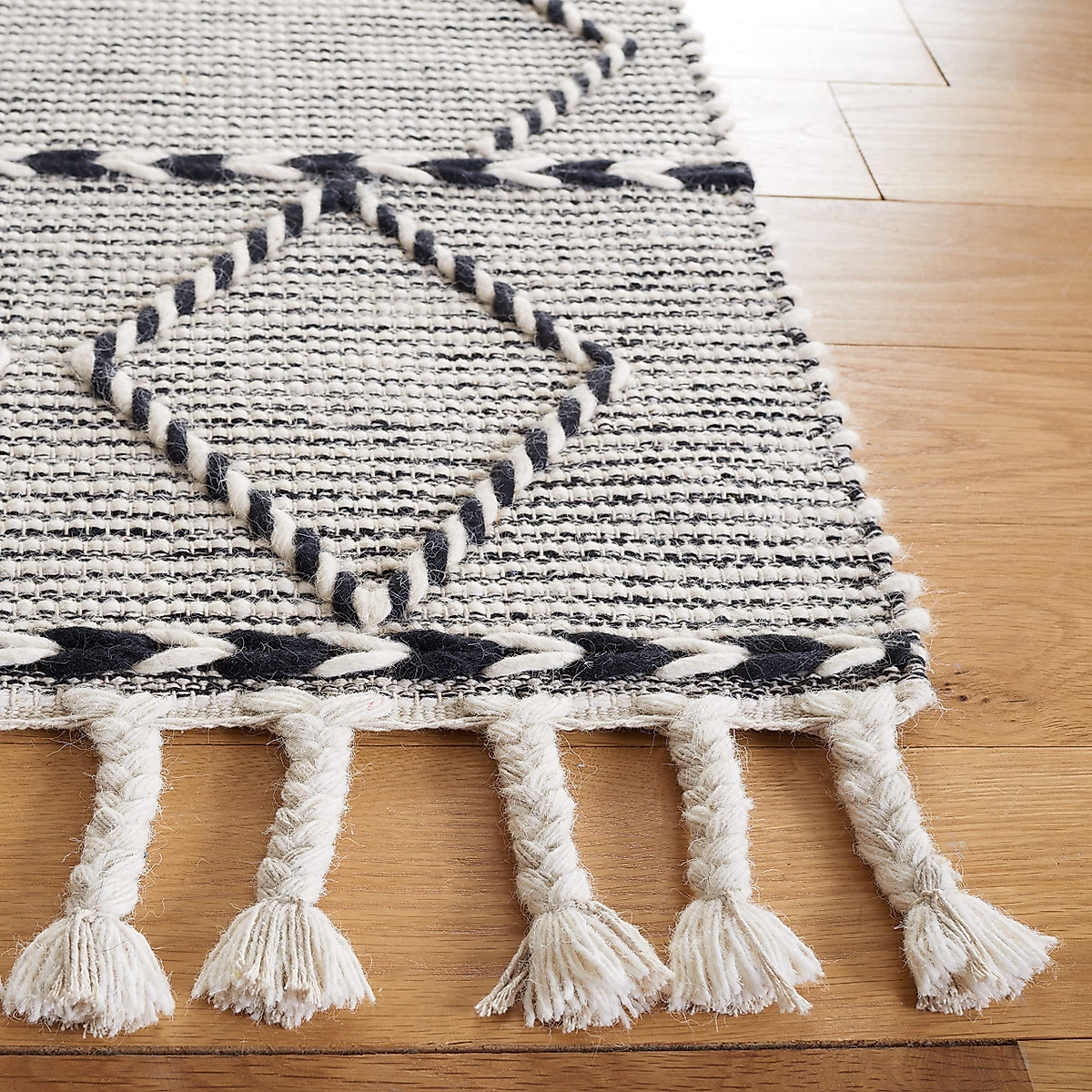 Safavieh Vermont Collection Accent Rug - 4' x 6', Ivory & Black, Handmade Moroccan Boho Braided Tassel Wool, Ideal for High Traffic Areas in Entryway, Living Room, Bedroom (VRM160Z)