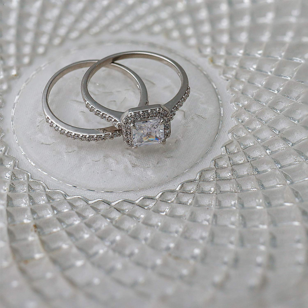 SEA OF ICE Engagement Rings Princess Cut – Elegant Wedding Engagement Ring Set – 925 Stainless Steel and Cubic Zirconium Rings for Women - Princess Cut Halo Engagement Ring and Band – 6 x 6mm