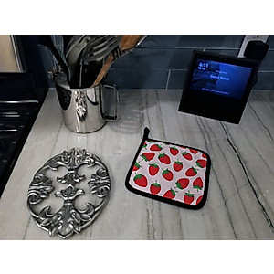 Caroline's Treasures BB5146PTHD Strawberries on Pink Pair of Pot Holders Kitchen Heat Resistant Pot Holders Sets Oven Hot Pads for Cooking Baking BBQ, 7 1/2 x 7 1/2