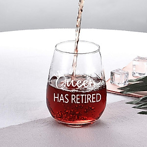 YHRJWN Retirement Gifts For Women - The Queen Has Retired Wine Glass - 15 oz Funny Stemless Wine Glass - Funny Retirement Gift for Her Mom Coworker