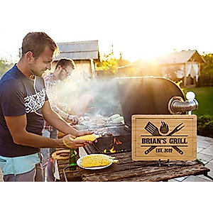 Personalized Grill Party Gift, Fathers Day Gift, Grill Master, BBQ Barbecue Lover, Housewarming Party Present, Birthday Gift for Men or Dad, Laser Engraved Wood Cutting Board, Customizable Sign