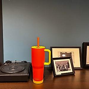 winiwo 40 oz Tumbler with Handle and Straw, Gift for Her, Flexible Straw, Insulated Tumbler Cups with Silicone Bottom, Keeps Beverages Cold Up to 24 Hours, Gym/Travel/School（Traffic Orange）